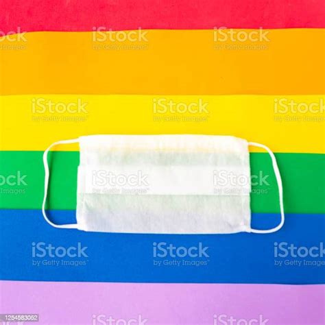 Lgbtq 색상 플래그에 의료 마스크 상단 보기 텍스트에 대 한 복사 공간 0명에 대한 스톡 사진 및 기타 이미지 0명