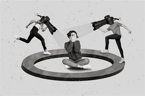 블랙 화이트 효과 소녀의 크리 에이 티브 콜라주 이미지 안에 서클 팔 커버 얼굴 달리기 사람들 사진 카메라 대신 머리 25 29세에 대한 스톡 사진 및 기타 이미지 Istock