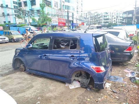 ရန်ကုန်မြို့တော်ဝင်ပလာဇာအနီးရပ်ထားသည့် အိမ်စီးကား၏ ဘီး ၄ ဘီး အပါအဝင် ကားအတွင်း Blackbox နှင့် Tv