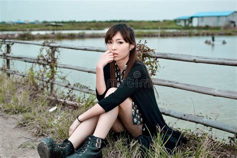 Fille Asiatique La Belle Et De Sexe Montre Sa Jeunesse Dans Le Parc