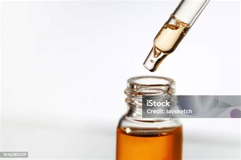 회색 배경에 투명한 유체 히알루 론산 또는 혈청이있는 피펫 화장품 및 헬스케어 컨셉 클로즈업 Sars Cov 2 오미크론 변이에 대한 스톡 사진 및 기타 이미지 Istock