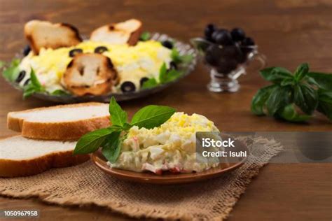 일부의 계란의 차가운 전채 치즈 고기 마요네즈와 녹색 바 질 잎 절인된 올리브 나무 배경 게 감기와 독감에 대한 스톡 사진 및
