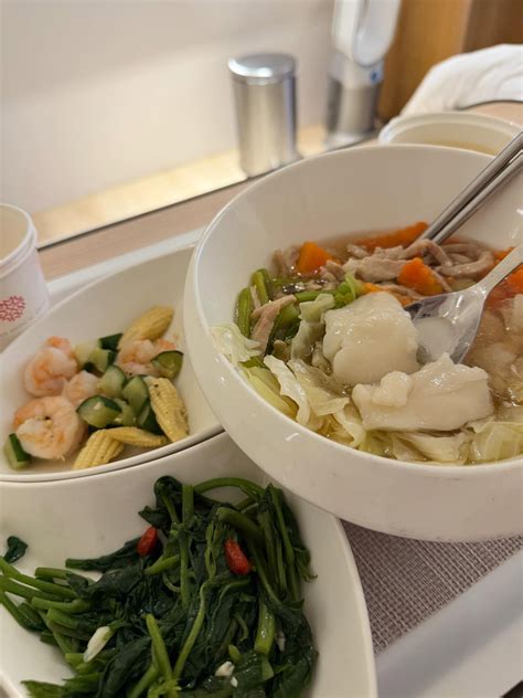 抱歉了禾馨月子餐 早餐 真的一如既往地難吃 目前歷經了麵疙瘩本身不愛像吃結塊麵粉奇妙搭配的佛卡夏軟爛烏龍麵很鹹的粥