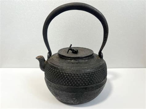 【傷や汚れあり】時代鉄瓶 銀口被 遊環摘 鉄蓋 霰輪線紋真形鉄瓶 在銘 大正時代の落札情報詳細 ヤフオク落札価格検索 オークフリー