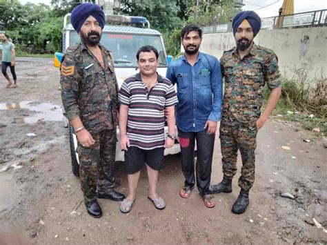 बद्दी में पानी के तेज बहाव में फंसा युवक Qrt टीम ने रेस्क्यू कर बचाया