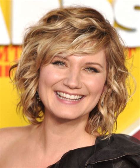 Jennifer Nettles Short Wavy Dark Blonde Hairstyle With Light Blonde