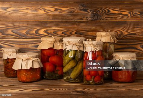 항아리에 야채 보존 발효 제품 겨울 동안 토마토와 오이 버섯 샐러드를 수확합니다 절인 야채 항아리 절인 음식 겨울을위한 주식