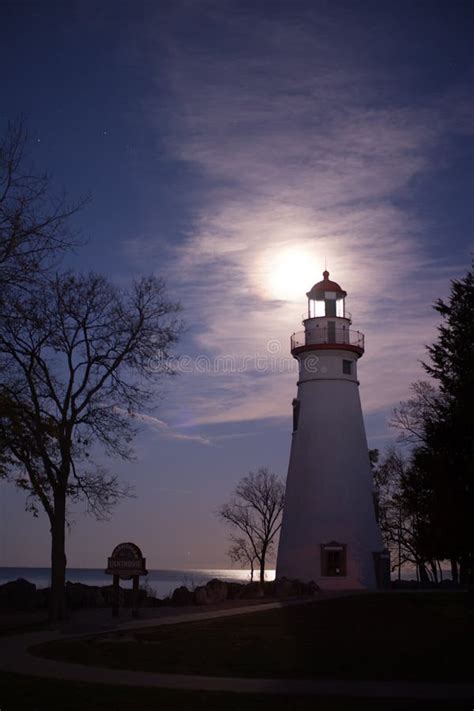 Phare De Marblehead Avec La Superbe lune Derrière Image éditorial