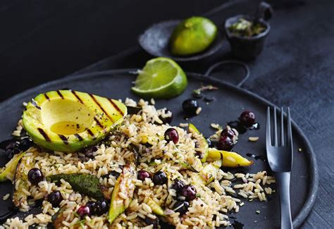 Mediterraner Zucchinireis Mit Avocado Und Beeren Frisch Gekocht