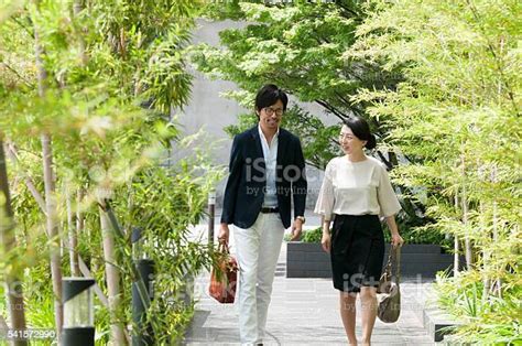 분재 남성 사업가 및 여성 사업가 걷기 토킹 측면 걸으세요 남자에 대한 스톡 사진 및 기타 이미지 남자 노트북 동아시아
