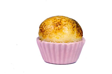 전통적인 장인 브라질 초콜릿 사탕 여단이라고 미식가 Brulee 버전에서 흰색 배경에 격리 브리가데이로에 대한 스톡 사진 및