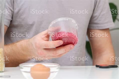 한 남자가 쌀 용기를 고르게 흔든다 부활절 달걀을 색칠하고 장식하는 특이한 방법 4월에 대한 스톡 사진 및 기타 이미지 4월