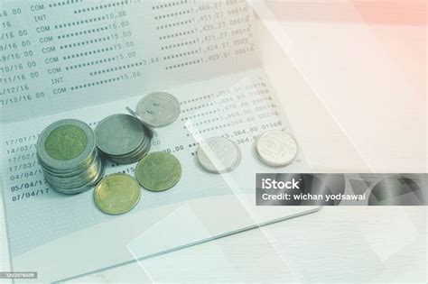 금융 및 은행 개념에 대한 이중 노출의 바 그래프 동전 명세서 명세서 은행 계좌 0명에 대한 스톡 사진 및 기타 이미지 0명