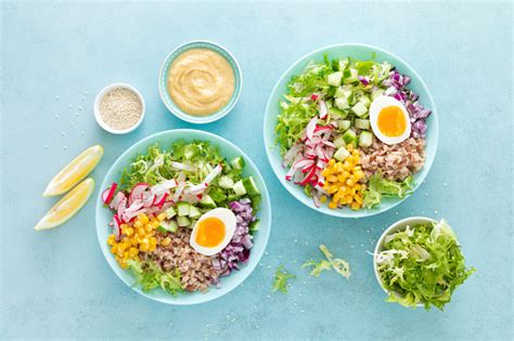 삶은 달걀 쌀과 신선한 양상추 무 오이 옥수수 양파와 참 깨와 병아리콩 소스의 야채 샐러드와 부처님 그릇 건강한 생활방식에 대한 스톡 사진 및 기타 이미지 Istock