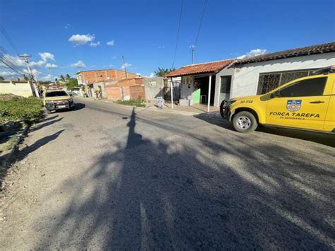 Namorados São Alvejados A Tiros Dentro De Bar Jovem Sofreu Parada