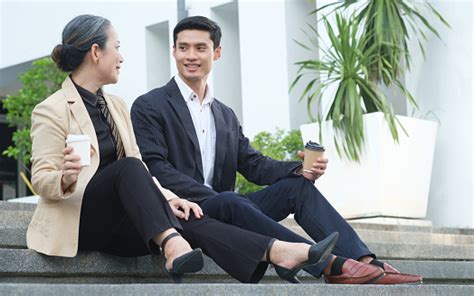 사무실 건물의 계단에 앉아 서로 이야기하는 두 명의 사업가의 샷 2명에 대한 스톡 사진 및 기타 이미지 2명 30 34세 30 39세 Istock