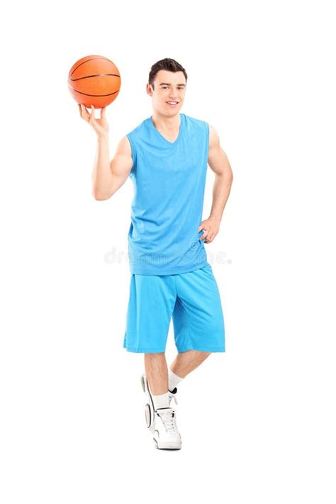 Retrato Integral De Un Jugador De Básquet Que Presenta Con Una Bola