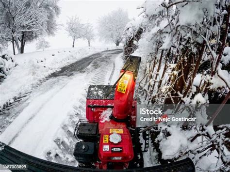 눈 눈보라 속에서 빨간 제설기로 눈의 진입로를 청소하는 Pov 25 29세에 대한 스톡 사진 및 기타 이미지 25 29세 가루눈 거리 Istock