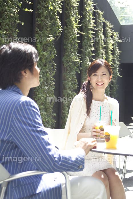 【オープンカフェの夫婦】の画像素材 62001752 写真素材ならイメージナビ