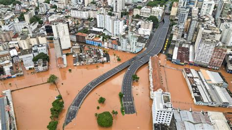 Rio Grande Do Sul Voluntários Se Empenham Para Ajudar Desabrigados