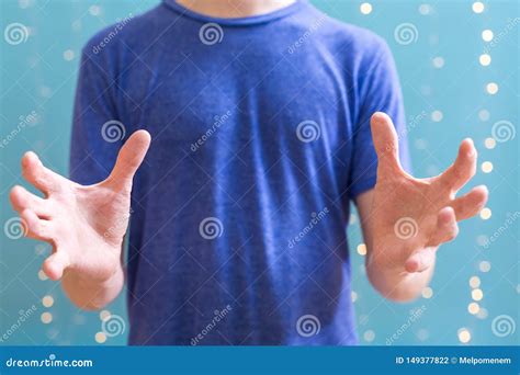 Persona Que Hace Un Gesto De La Exhibici N Foto De Archivo Imagen De Brillo Gente