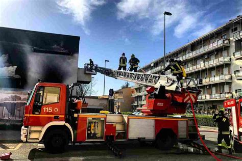 Roma Nella Notte Ha Preso Fuoco Un Capannone Di Rifiuti Fumo In Tutta