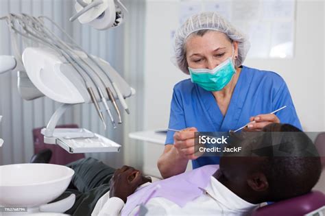 의료의 자에 앉아있는 남자 환자를 위한 치과 의사 전문 충전 치아 가정의 방에 대한 스톡 사진 및 기타 이미지 가정의 방 건강관리와 의술 구급대원 Istock