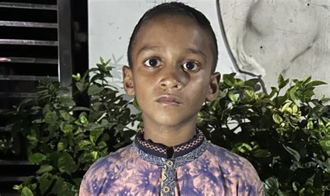 ছেলেটি হারিয়ে গেছে খুঁজছে তার মাকে
