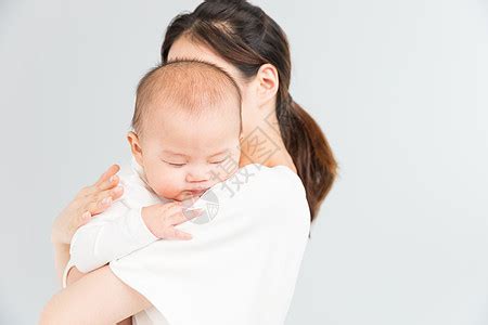 母婴妈妈抱着宝宝睡觉高清图片下载 正版图片500962244 摄图网