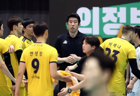 시즌 마지막 홈 경기 마친 후인정 Kb손해보험 감독 다음엔 꼭 봄배구