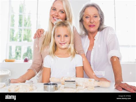 Reife Mutter Und Junge Tochter Kochen Zusammen Fotos Und Bildmaterial In Hoher Aufl Sung Alamy