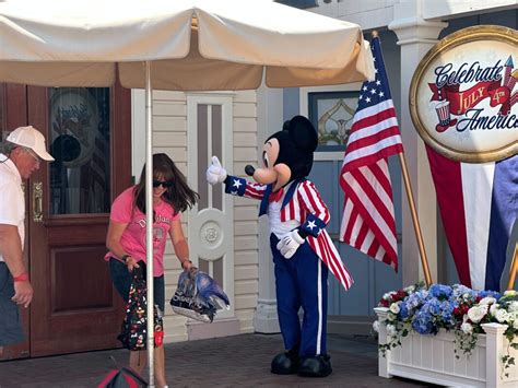 Photos Mickey Mouse Meets In His Fourth Of July Best At Disneyland