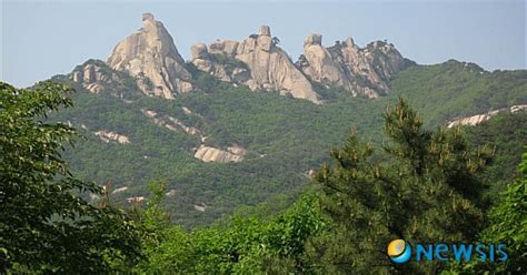 우이령길에서 본 도봉산