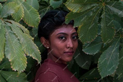 Premium Photo A Woman Tree Posing Like A Model In A Tree Leaves Side