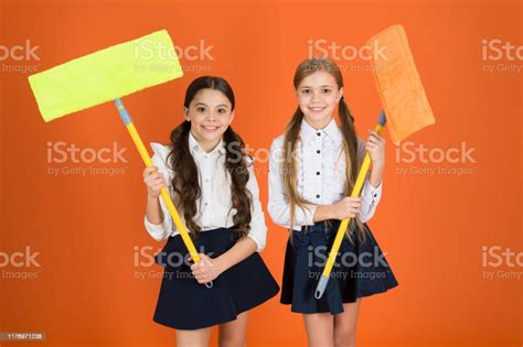 슈퍼 Duper 청소 귀여운 여학생 들고 바닥 걸레 청소 도구를 가진 학교 아이들 학교 바닥을 청소 할 준비가 어린 소녀 작은 소녀는 집안일을 돕고 있습니다 청소 서비스