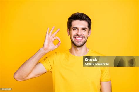 오키 기호를 보여주는 놀라운 잘 생긴 남자의 사진 구매자 멋진 품질의 제품을 표현 하는 계약 착용 캐주얼 T 셔츠 고립 된