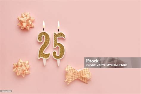 축제 장식이 있는 파스텔 핑크 배경에 숫자 25 생일 축하 촛불 생일 기념일 중요한 날짜 휴일을 축하하는 개념입니다 복사 공간