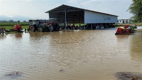 Video Kruja Nën Ujë Reshjet E Shiut Përmbysin Disa Fshatra