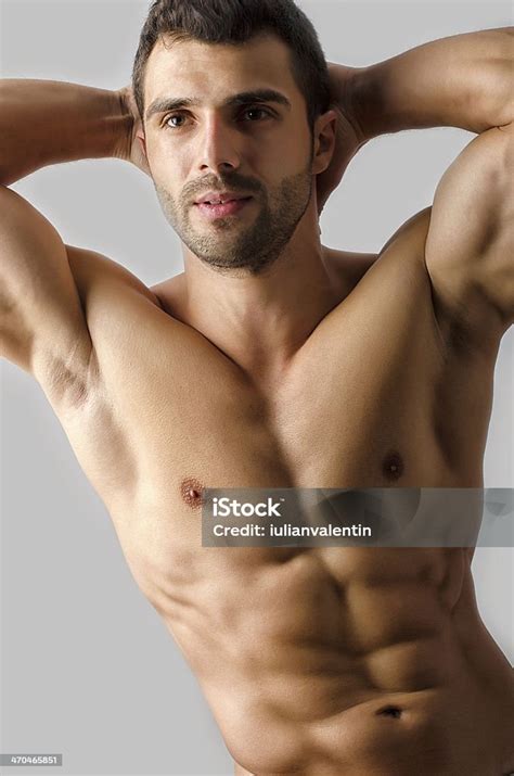 Foto De Perfeita Bodybuilder Com Abs Os Ombros Os Tríceps Bíceps Flexionando Músculos E Mais