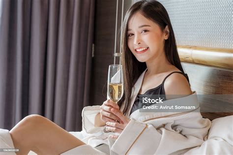 침실에서 샴페인 한 잔목욕 가운을 입은 아름다운 여성 젊은 여자는 샴페인을 마시는 침대에 누워 1개월에 대한 스톡 사진 및 기타 이미지 Istock