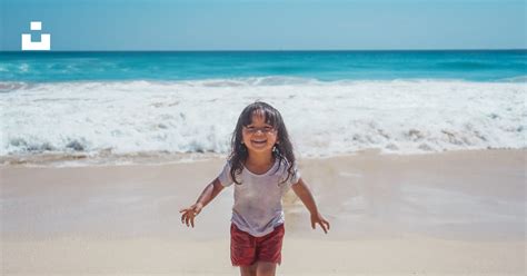 흰색 탱크탑과 파란색 데님 반바지를 입은 소녀가 낮 동안 해변에 서 있다 사진 Unsplash의 무료 발리 섬 이미지