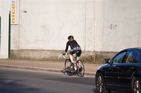 자동차는 에센 루르에서 거리에서 경주 자전거에 여자를 추월 건강한 생활방식에 대한 스톡 사진 및 기타 이미지 건강한 생활방식 경주용 자전거 곡선 Istock