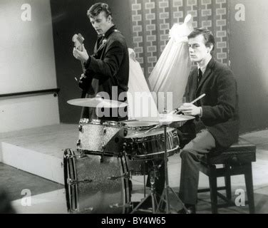 THE SHADOWS UK Pop Group In 1963 With From L Brian Locking Brian