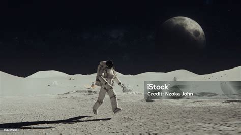 우주복을 입은 용감한 우주 비행사가 바위로 뒤덮인 우주 행성의 표면을 자신 있게 걷고 있다 우주 행성 최초의 우주 비행사 달 탐사선과 기지국 첨단 기술 우주 탐사 여행