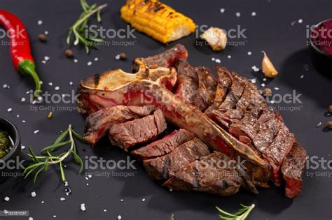 검은 배경에서 서빙에 옥수수와 로즈마리와 중간 드문 구운 스테이크 Ribeye 블랙 앵거스 갈비 음식에 대한 스톡 사진 및 기타