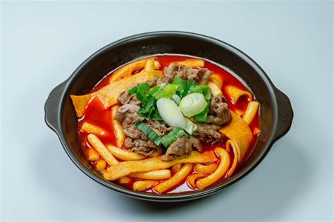 Premium Photo 검은색 접시에 담긴 소고기와 야채 어묵이 들어간 매콤한 한국 음식 떡볶이 요리