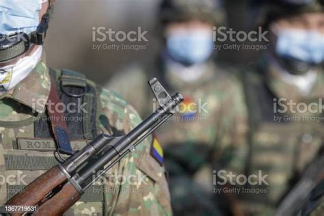 공개 행사 기간 동안 Ak 47 자동 소총을 들고 루마니아 군인과 세부 사항 Ak 47 소총에 대한 스톡 사진 및 기타 이미지