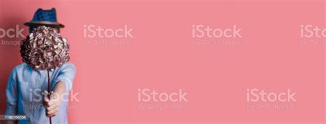 밝은 색상의 배경에 그의 얼굴 앞에서 꽃다발을 들고 모자를 쓴 남자 감정에 대한 스톡 사진 및 기타 이미지 감정 개념 근육질 남자 Istock