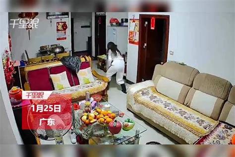 广东吹风机突然炸出火花 女子吓得一激灵