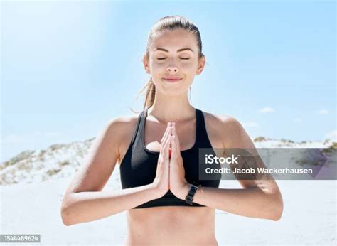 요가 명상 및 해변 피트니스는 자연에서 선 영적이고 차분한 운동을 가진 여성입니다 휴식 평화 및 웰빙을 위해 여름에 바닷가에서
